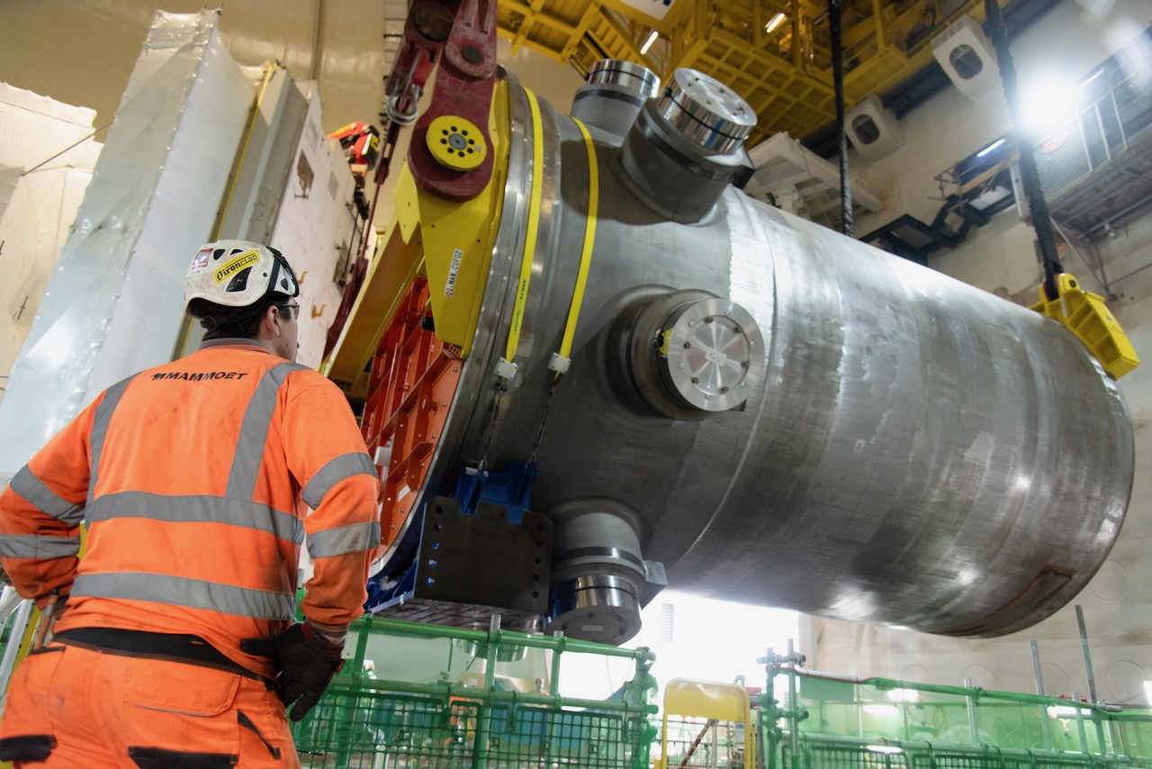Second reactor lifted at Hinkley Point