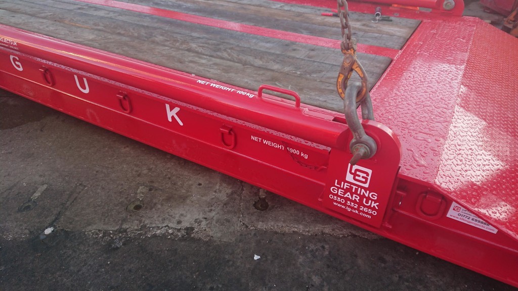 Lifting tray for heavy plant
